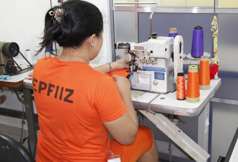 No presídio feminino da Capital, detentas confeccionam o próprio ...